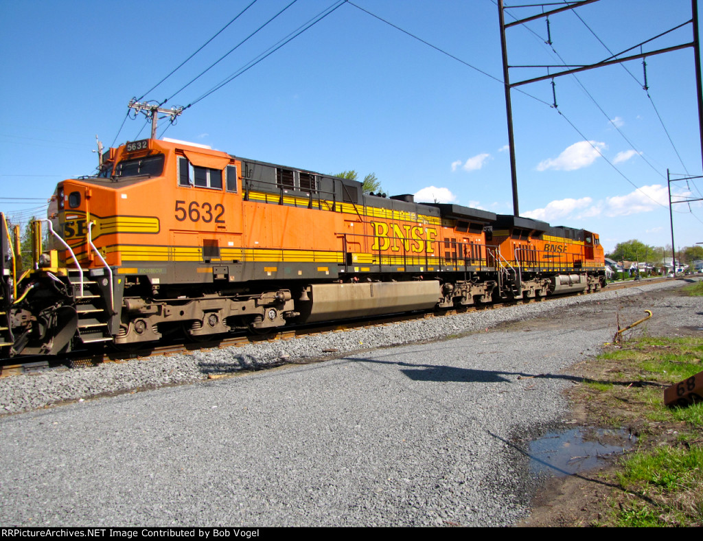 BNSF 5632 and 7237